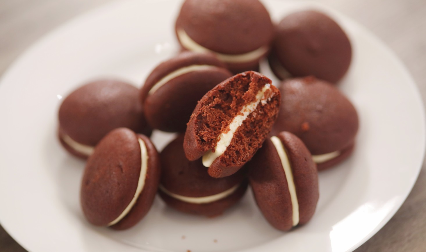 Best Chocolate Whoopie Pies Recipe with Cream Cheese Filling - Kitchen ...